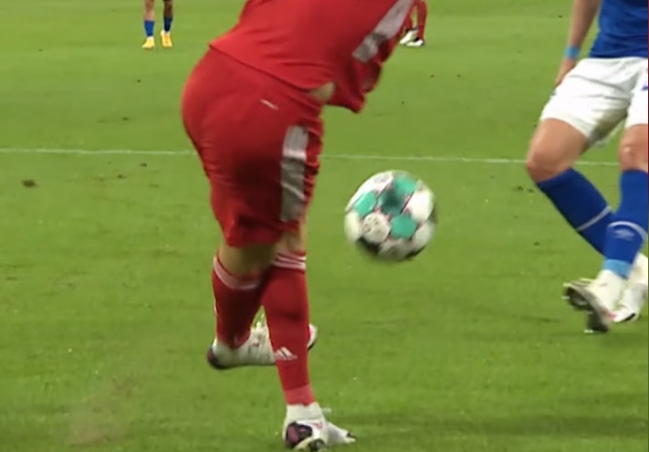 Robert Lewandowski's rabona assist for Thomas Muller in Bayern Munich's ...