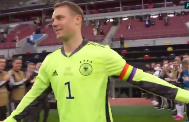 Bayern Munich goalkeeper Manuel Neuer given guard of honor for 100 ...