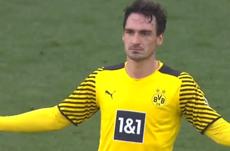 Borussia Dortmund defender Mats Hummels scores a fantastic volley in ...