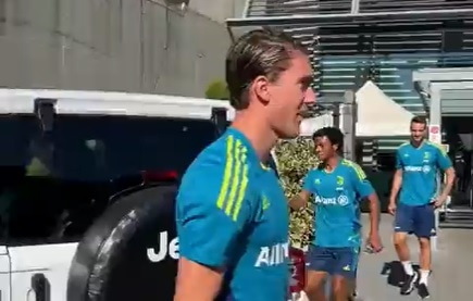 Juventus star Dusan Vlahovic signs shirts upon returning for pre-season ...