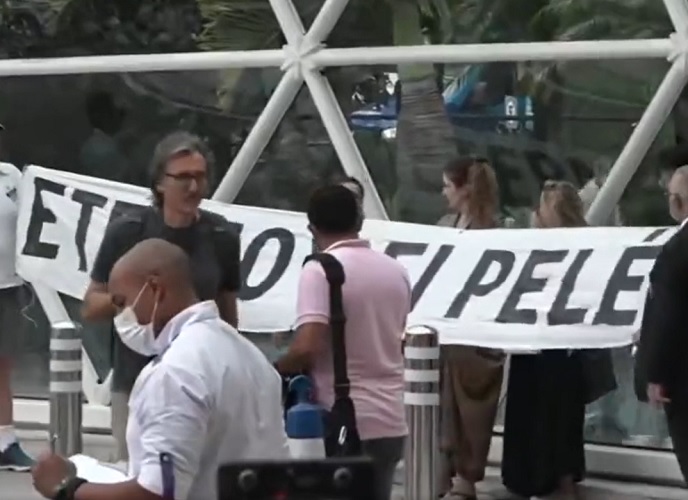Pele fans show respect and say emotional farewell outside Sao Paulo ...