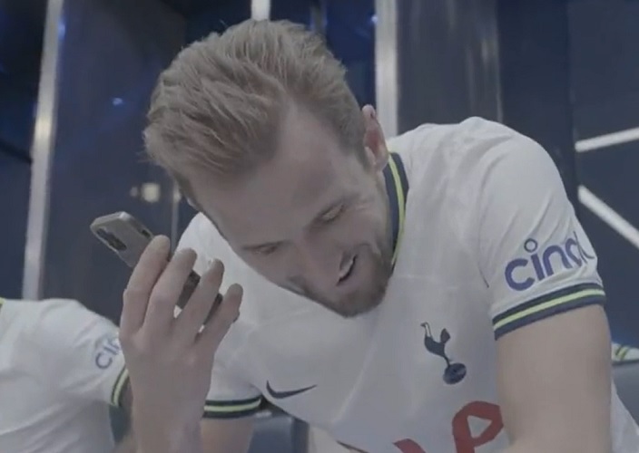 Tottenham Hotspur striker Harry Kane receives phone call from coach Antonio Conte after becoming ...