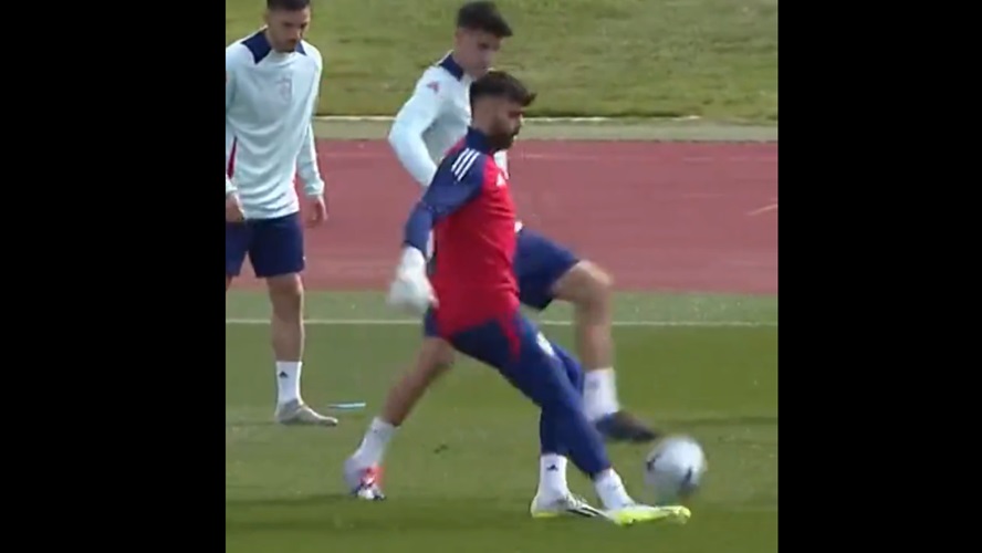 Arsenal goalkeeper David Raya shows impressive foot skills in Spain ...
