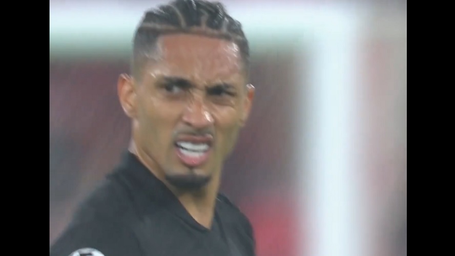 Crazy Raphinha goal in Barcelona's controversial Champions League victory over Benfica (Video ...